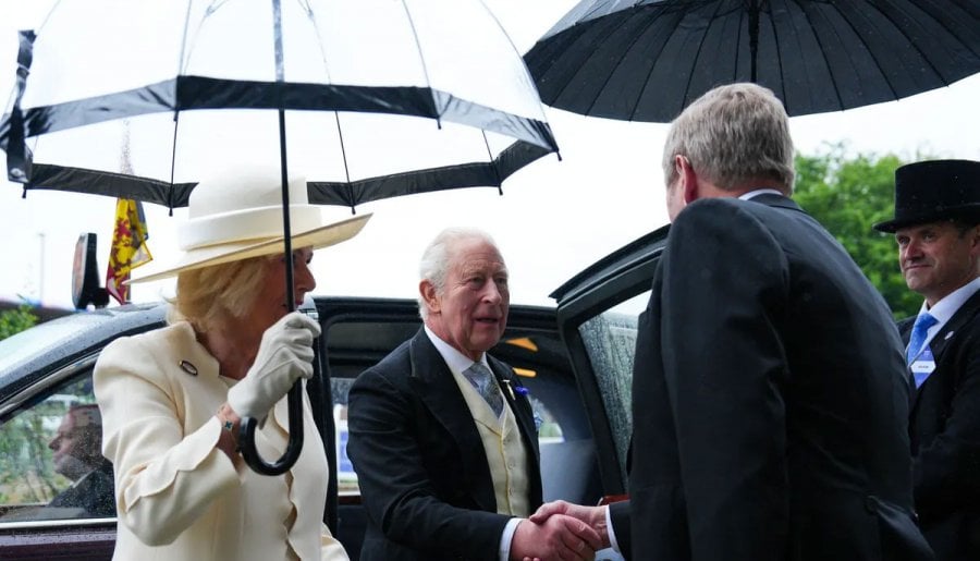 King Charles, Queen Camilla urgently rush out of Peter Phillips wedding