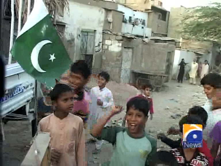 Supporters cheer for green squad. | TV Shows - geo.tv