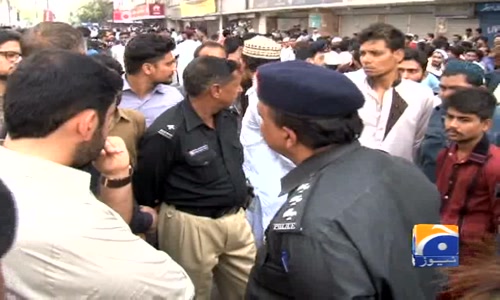 Fight breaks out between citizen and traffic Police.