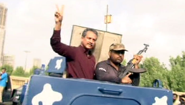 Waseem Akhtar, Rauf Siddiqui, Anis Qaimkhani arrested from Karachi court