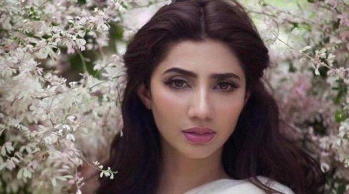 Mahira signs a movie with Shoaib Mansoor