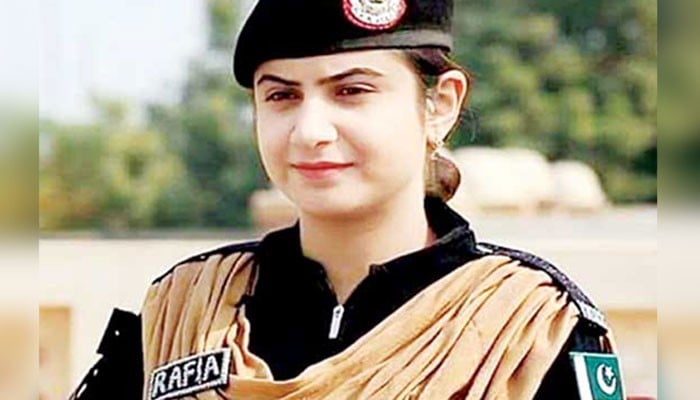 KP’s Rafia Baig first-ever Pakistani woman to defuse bombs | Pakistan ...
