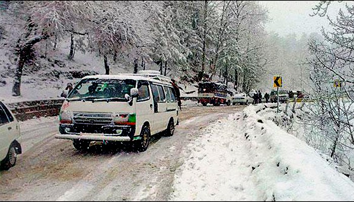 Heavy traffic jam in Murree due to snowfall | Pakistan - Geo.tv