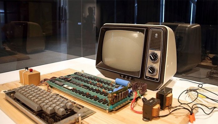 Original Apple-1 computer built by Steve Jobs and Woz sells for $355,500