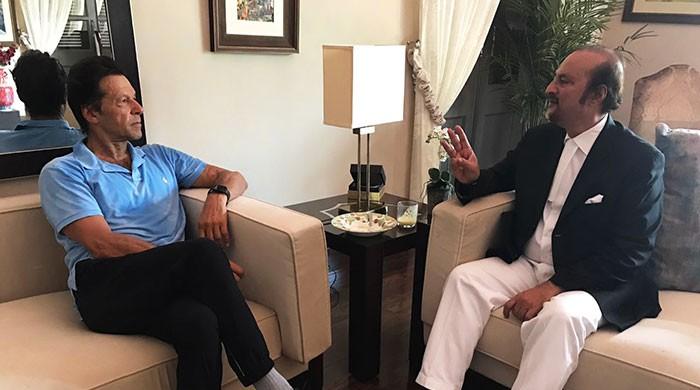 Imran meets Awan to discuss path after Panama verdict