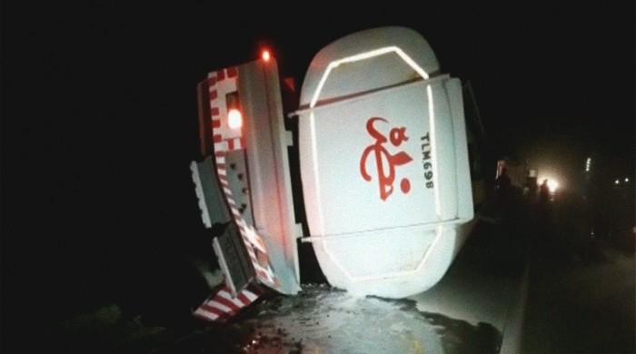 Oil tanker flips over near Nawabshah; no casualties reported