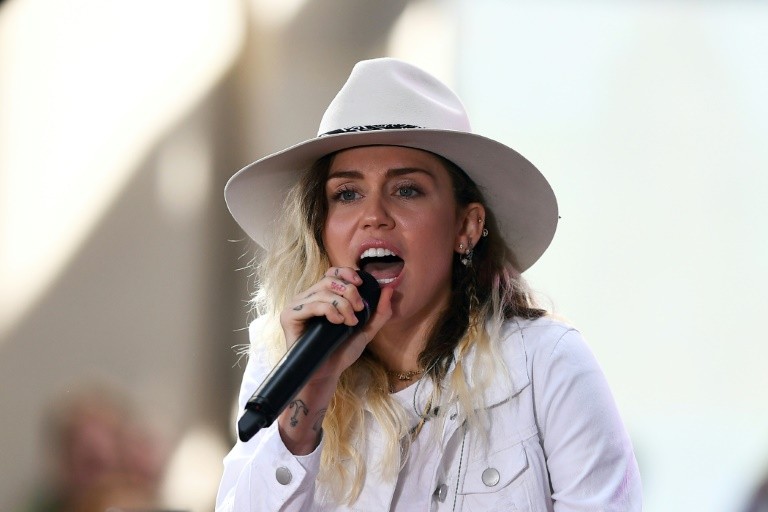 Toned down and tuned in, Miley Cyrus turns country balladeer