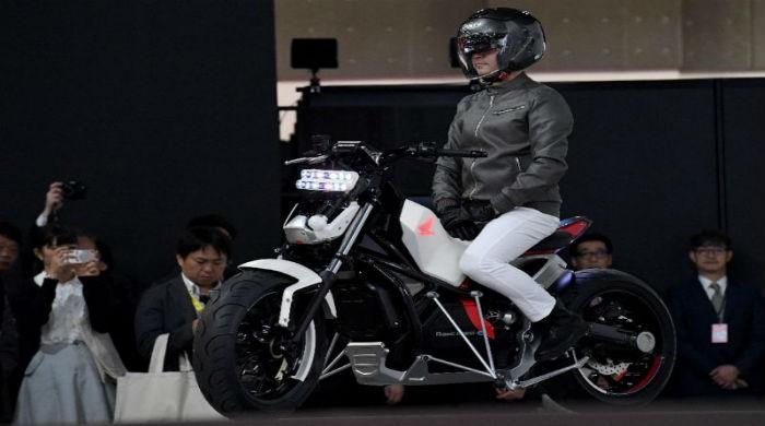 Honda shows off self-balancing bike