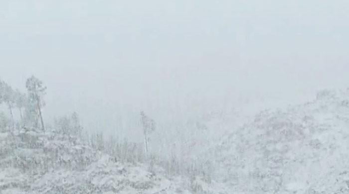 Fresh cold wave to hit Karachi as snow envelopes northern Pakistan