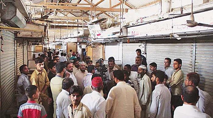 Jewellery, clothing shops looted in Karachi market