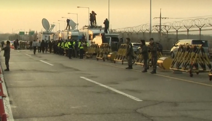 South Korean leaders cross bridge to talk with their counterparts in North