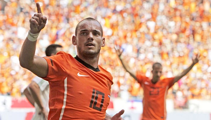 Dutch midfielder Sneijder calls time on international career Dutch midfielder Sneijder calls time on international career