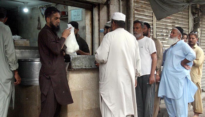Karachi commissioner orders crackdown against milk ‘mafia’