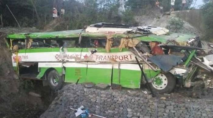 19 dead as bus plunges off Philippine cliff