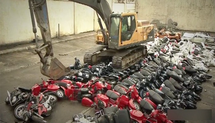 Bulldozer runs over cars worth millions in Philippines | TV Shows - geo.tv