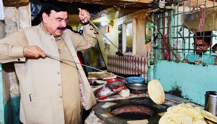 Sheikh Rasheed convinces voter by making roti