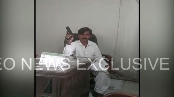 Police arrest Karachi factory worker for taking colleagues hostage