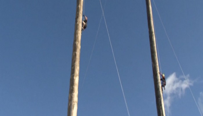 Pole acrobats climb up for victory | TV Shows - geo.tv