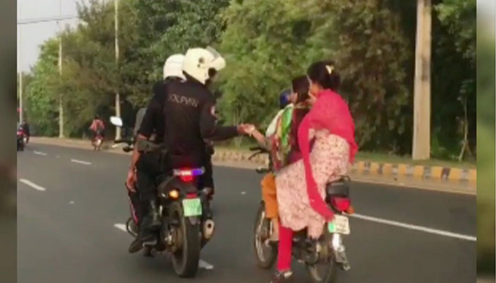 Video of Dolphin Force members helping girls in Lahore goes viral