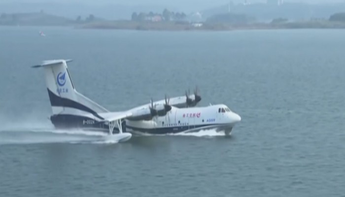 World's largest amphibious airplane completes its first takeoff and ...