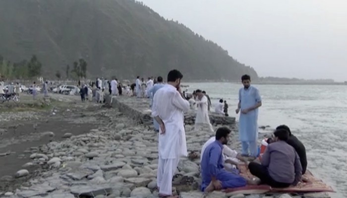 Locals, tourists enjoy delicious fish beside Swat River