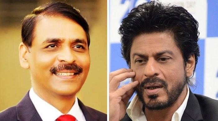 Pakistan Army Spokesperson Shows Shah Rukh Khan The Mirror pakistan-army-spokesperson-shows-shah-rukh-khan-the-mirror