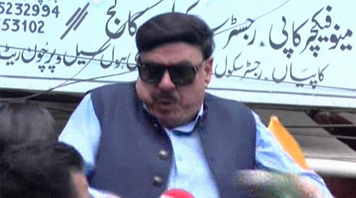 Sheikh Rashid gets electric shock during Kashmir Hour address