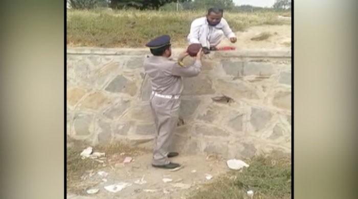 Heartwarming moment: Islamabad Cop helps a differently abled man
