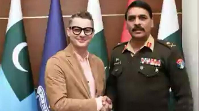 WATCH: Akcent singer meets DG ISPR, says Pakistani 'tea is fantastic'
