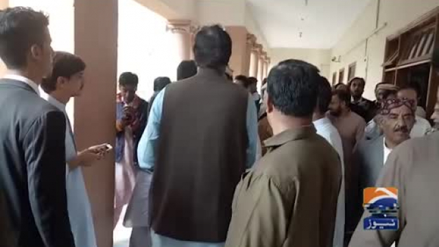 PPP worker showers Rs500 notes over Agha Siraj Durani after bail ...
