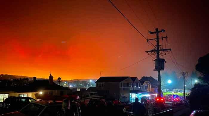 Thousands trapped on Australia beaches encircled by fire