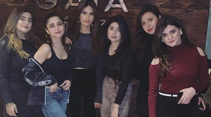 Aima Baig’s unseen photo with friends goes viral