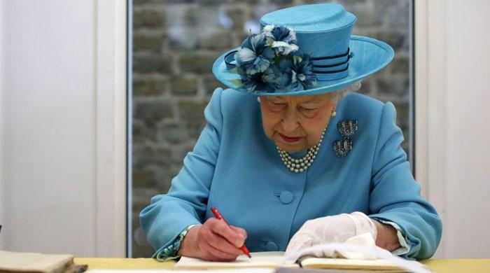 Photos: Stunning signatures from the British royal family will leave ...