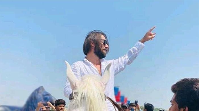 Cavit Çetin Güner aka Dogan Alp mingles with Pakistani fans in Islamabad