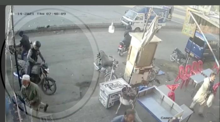 WATCH: Karachi robbers escape on stolen motorbike in just 8 seconds
