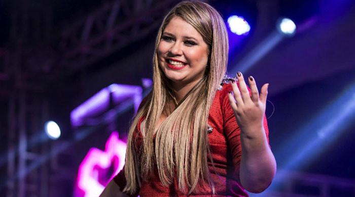 Thousands gather to pay tribute to late star Mendonca in Brazil