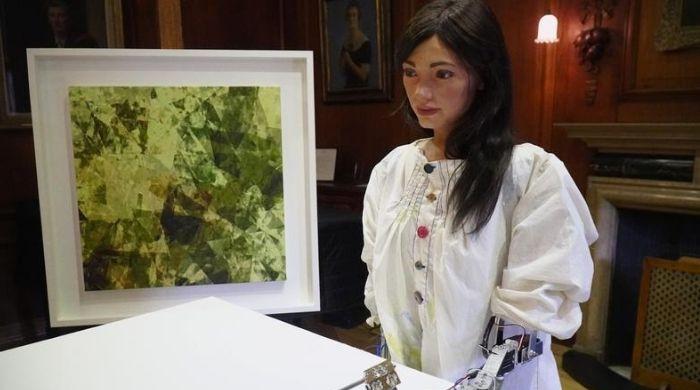 WATCH: This robot can paint your portrait like an artist