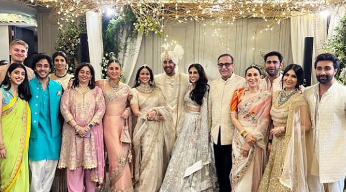 Ranbir-Alia wedding: Newlyweds poses with the Kapoor family