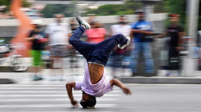 VIDEO: Venezuelan breakdancer's 'head slides' stop traffic