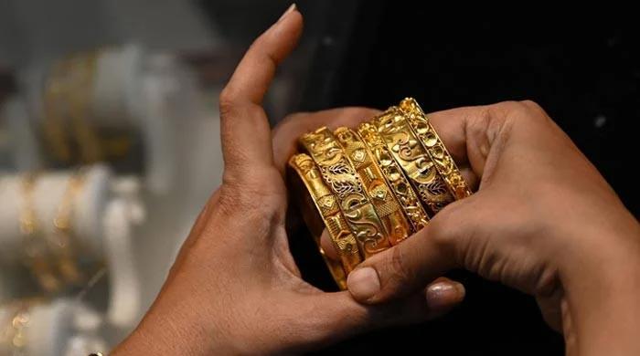 Gold continues to shine, price rises by Rs900 per tola in Pakistan