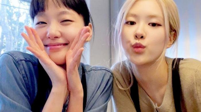 BLACKPINK idol Rose posts adorable photos while baking