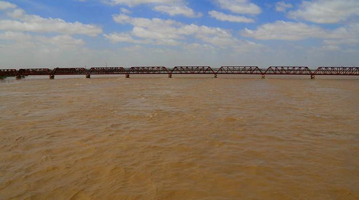 High flood of 560,000 cusecs to hit Kotri Barrage