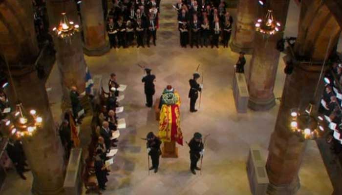 Queen Elizabeth's coffin arrives at St Giles' Cathedral, royals leave ... Queen Elizabeth's coffin arrives at St Giles' Cathedral, royals leave ...
