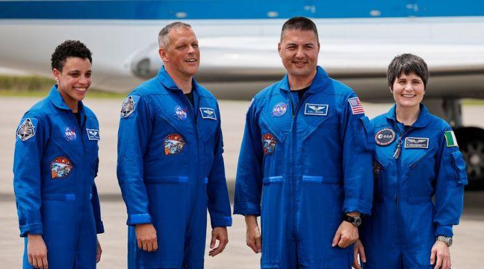 SpaceX capsule splashes down, returning 4 astronauts from Space Station