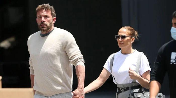 Jennifer Lopez, Ben Affleck enjoy cowboy hat shopping ahead of Halloween