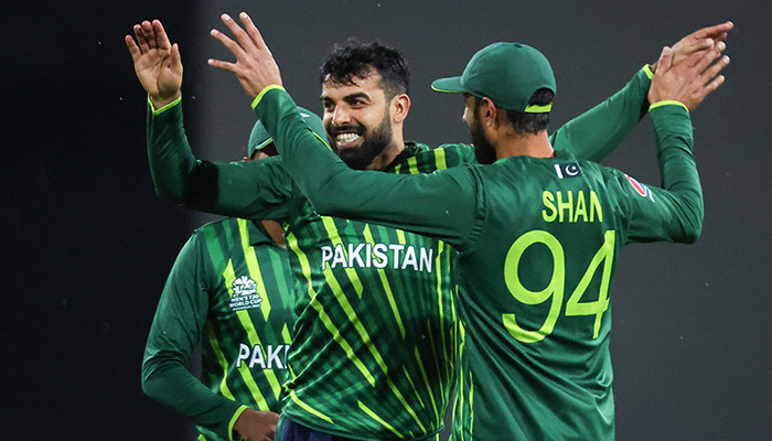 Pakistan keep hopes alive by ending South Africa's unbeaten run