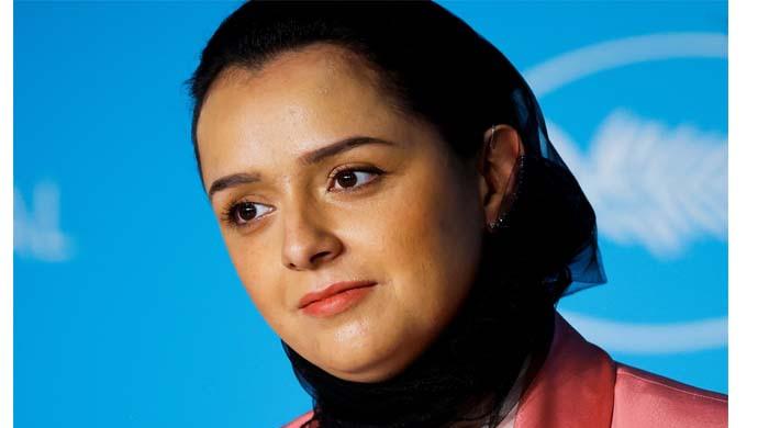 Iranian actress shows solidarity with home women, poses without headscarf