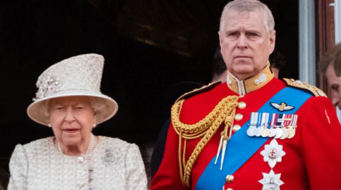 Queen posed for photos to 'support' Prince Andrew after royal ban