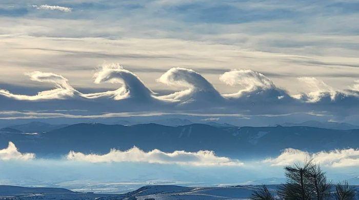Rare wave clouds in Wyoming shock netizens