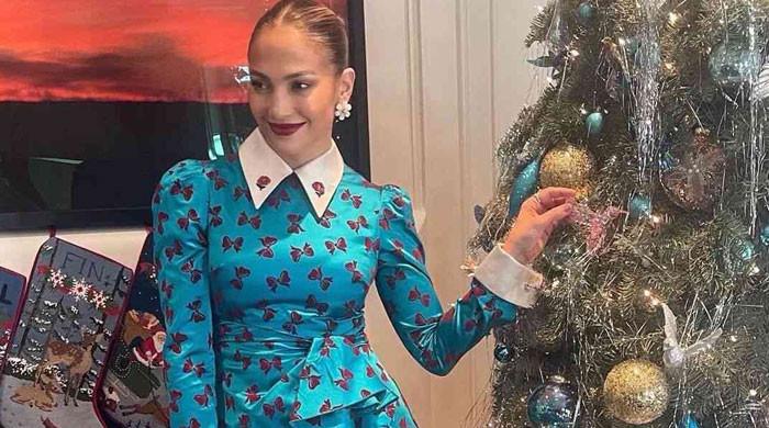Jennifer Lopez exudes glamour in 'hummingbird' themed dress for ...